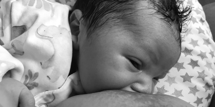 How to encourage a good latch in breastfed babies - Boobingit
